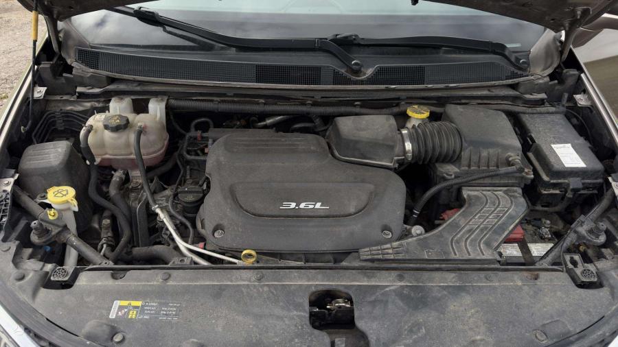 Grey Chrysler Pacifica 2017 in Siauliai, with an engine capacity of 3.60 L and mileage of 136 thousand km for 10999 €, photo 12 on AUTOMOTO.COM.LV