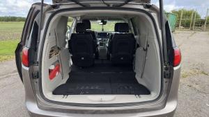 Grey Chrysler Pacifica 2017 in Siauliai, with an engine capacity of 3.60 L and mileage of 136 thousand km for 10999 €, photo 13 on AUTOMOTO.COM.LV