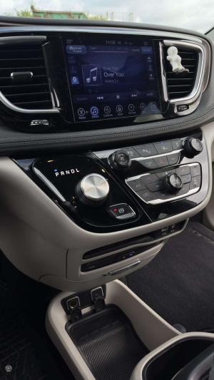 Grey Chrysler Pacifica 2017 in Siauliai, with an engine capacity of 3.60 L and mileage of 136 thousand km for 10999 €, photo 15 on AUTOMOTO.COM.LV