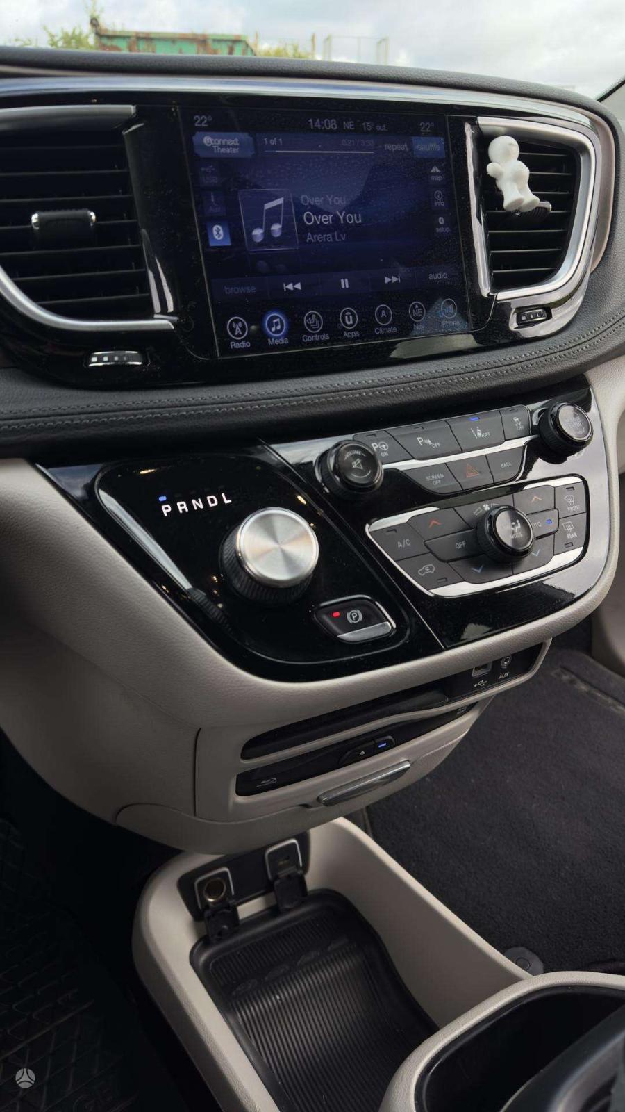 Grey Chrysler Pacifica 2017 in Siauliai, with an engine capacity of 3.60 L and mileage of 136 thousand km for 10999 €, photo 15 on AUTOMOTO.COM.LV