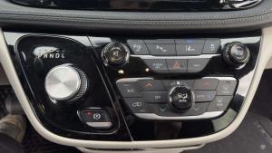 Grey Chrysler Pacifica 2017 in Siauliai, with an engine capacity of 3.60 L and mileage of 136 thousand km for 10999 €, photo 16 on AUTOMOTO.COM.LV