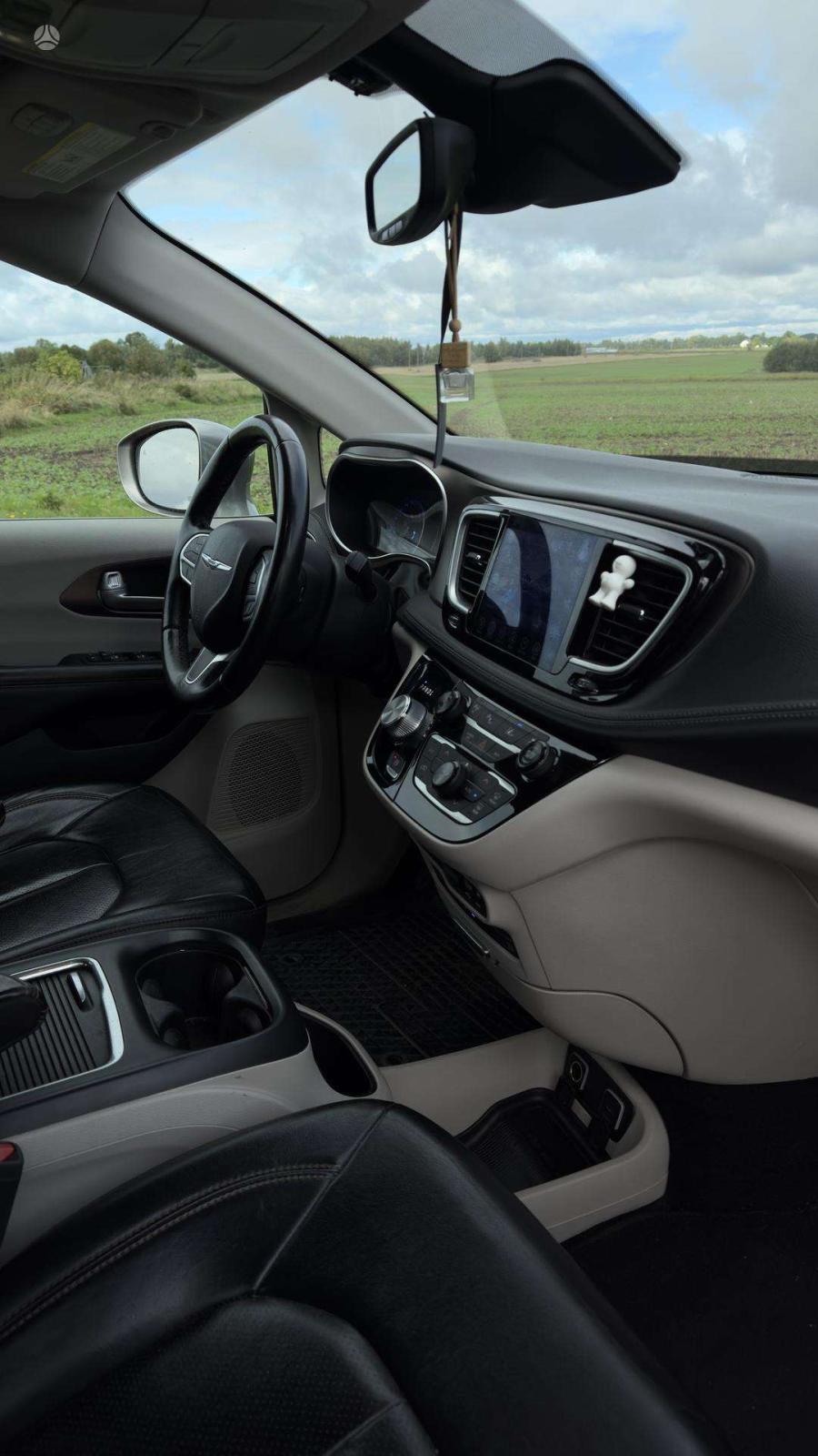 Grey Chrysler Pacifica 2017 in Siauliai, with an engine capacity of 3.60 L and mileage of 136 thousand km for 10999 €, photo 17 on AUTOMOTO.COM.LV