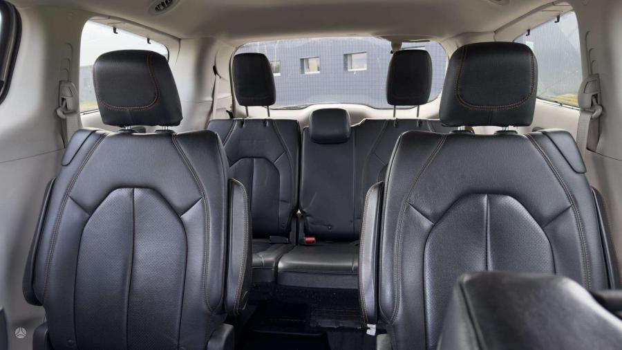 Grey Chrysler Pacifica 2017 in Siauliai, with an engine capacity of 3.60 L and mileage of 136 thousand km for 10999 €, photo 18 on AUTOMOTO.COM.LV