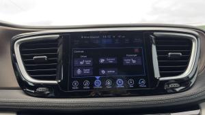 Grey Chrysler Pacifica 2017 in Siauliai, with an engine capacity of 3.60 L and mileage of 136 thousand km for 10999 €, photo 19 on AUTOMOTO.COM.LV