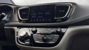 Grey Chrysler Pacifica 2017 in Siauliai, with an engine capacity of 3.60 L and mileage of 136 thousand km for 10999 €, photo 20 on AUTOMOTO.COM.LV