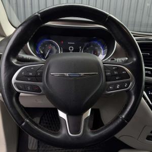 Grey Chrysler Pacifica 2017 in Siauliai, with an engine capacity of 3.60 L and mileage of 136 thousand km for 10999 €, photo 22 on AUTOMOTO.COM.LV