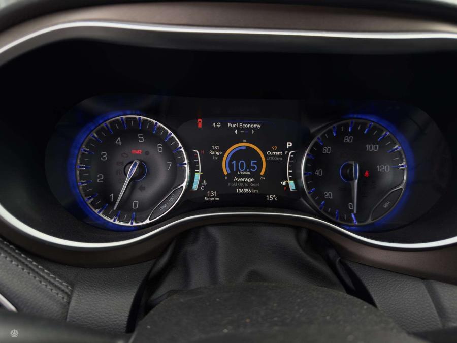 Grey Chrysler Pacifica 2017 in Siauliai, with an engine capacity of 3.60 L and mileage of 136 thousand km for 10999 €, photo 24 on AUTOMOTO.COM.LV