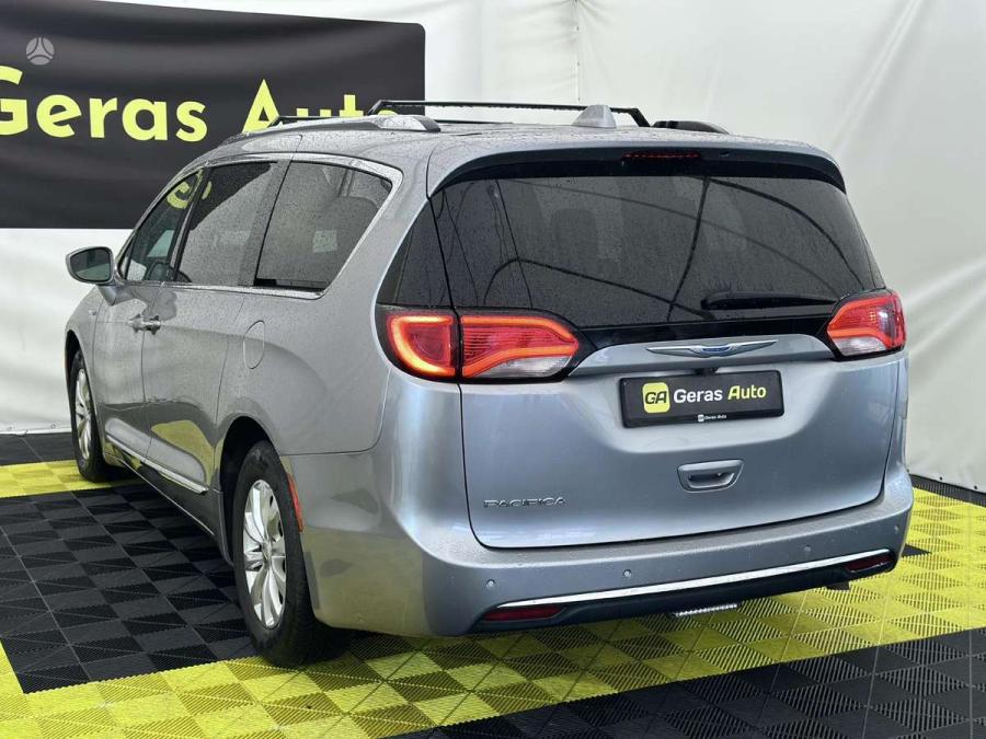 Grey Chrysler Pacifica 2018 in Vilnius, with an engine capacity of 3.60 L and mileage of 140 thousand km for 18800 €, photo 6 on AUTOMOTO.COM.LV