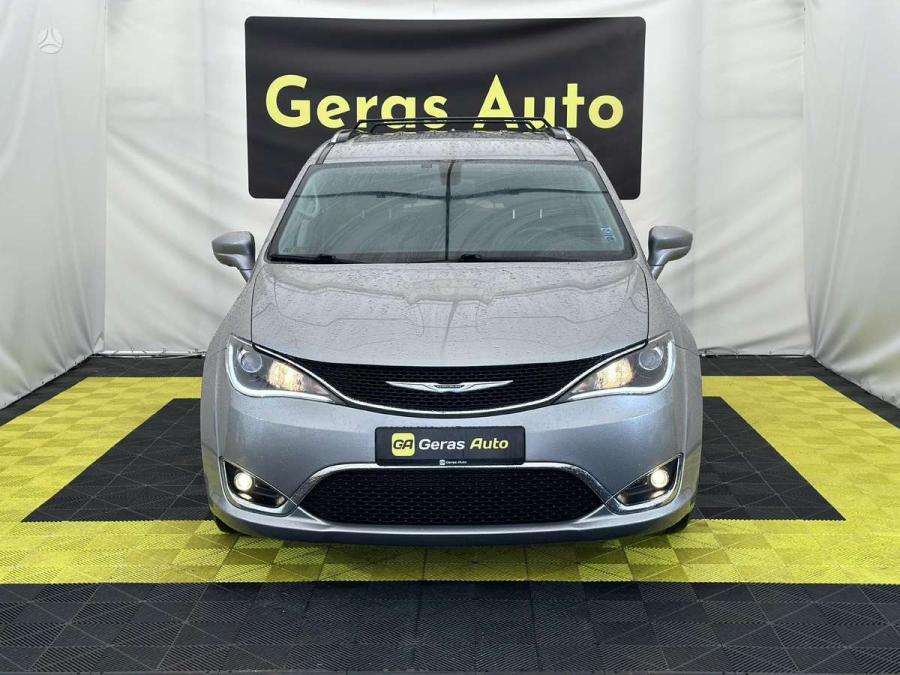 Grey Chrysler Pacifica 2018 in Vilnius, with an engine capacity of 3.60 L and mileage of 140 thousand km for 18800 €, photo 7 on AUTOMOTO.COM.LV