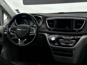 Grey Chrysler Pacifica 2018 in Vilnius, with an engine capacity of 3.60 L and mileage of 140 thousand km for 18800 €, photo 17 on AUTOMOTO.COM.LV