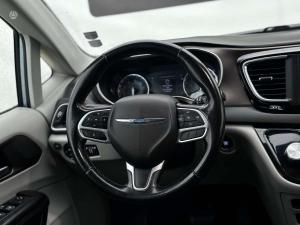 Grey Chrysler Pacifica 2018 in Vilnius, with an engine capacity of 3.60 L and mileage of 140 thousand km for 18800 €, photo 18 on AUTOMOTO.COM.LV
