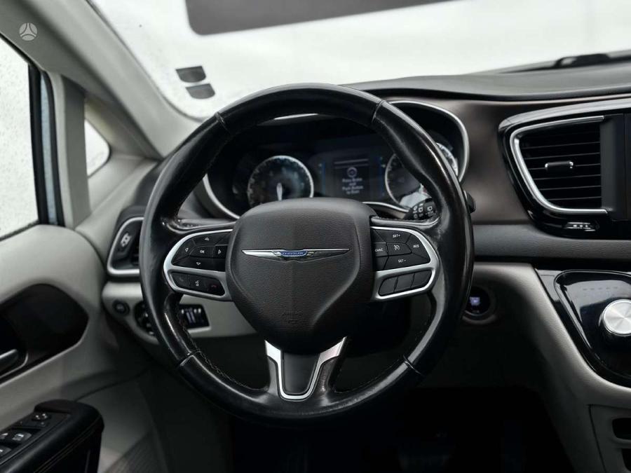 Grey Chrysler Pacifica 2018 in Vilnius, with an engine capacity of 3.60 L and mileage of 140 thousand km for 18800 €, photo 18 on AUTOMOTO.COM.LV