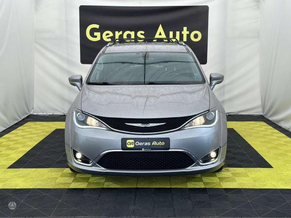 Grey Chrysler Pacifica 2018 in Vilnius, with an engine capacity of 3.60 L and mileage of 140 thousand km for 18790 €, photo 7 on AUTOMOTO.COM.LV