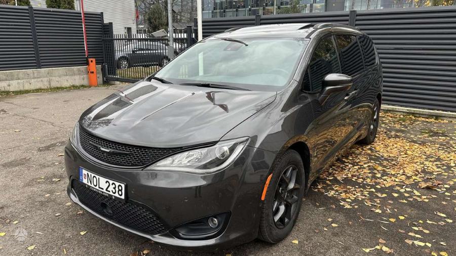 Grey Chrysler Pacifica 2018 in Vilnius, with an engine capacity of 3.60 L and mileage of 208 thousand km for 17499 €, photo 1 on AUTOMOTO.COM.LV
