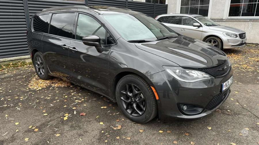 Grey Chrysler Pacifica 2018 in Vilnius, with an engine capacity of 3.60 L and mileage of 208 thousand km for 17499 €, photo 2 on AUTOMOTO.COM.LV
