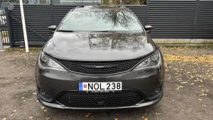 Grey Chrysler Pacifica 2018 in Vilnius, with an engine capacity of 3.60 L and mileage of 208 thousand km for 17499 €, photo 3 on AUTOMOTO.COM.LV
