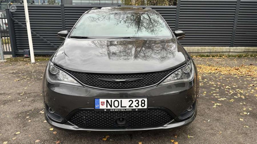 Grey Chrysler Pacifica 2018 in Vilnius, with an engine capacity of 3.60 L and mileage of 208 thousand km for 17499 €, photo 3 on AUTOMOTO.COM.LV