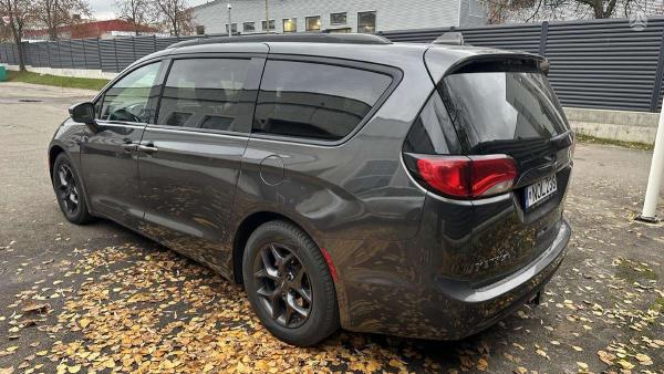 Pelēks Chrysler Pacifica 2018 Viļņa, ar dzinēja tilpumu 3.60 L un nobraukumu 208 tūkst. km par 17499 €, foto 4 vietnē AUTOMOTO.COM.LV