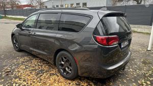 Grey Chrysler Pacifica 2018 in Vilnius, with an engine capacity of 3.60 L and mileage of 208 thousand km for 17499 €, photo 4 on AUTOMOTO.COM.LV