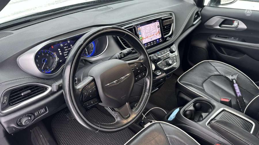 Grey Chrysler Pacifica 2018 in Vilnius, with an engine capacity of 3.60 L and mileage of 208 thousand km for 17499 €, photo 8 on AUTOMOTO.COM.LV