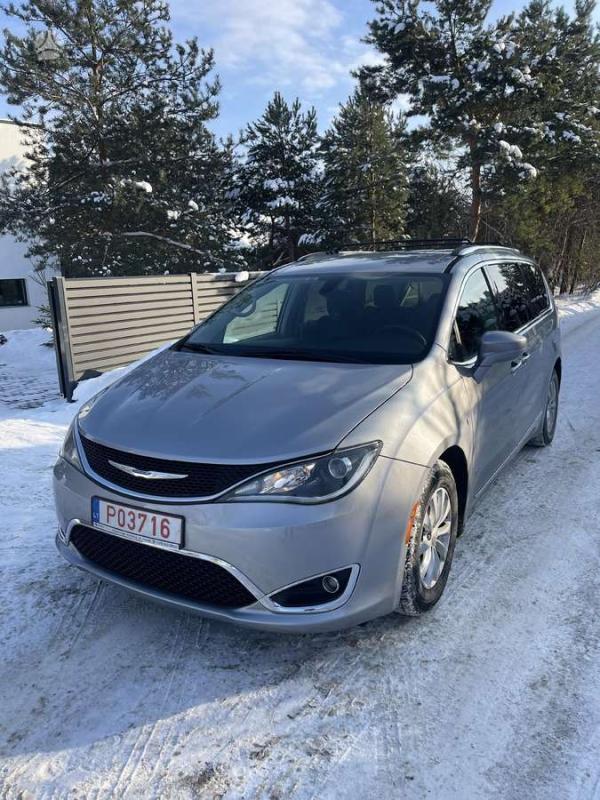 Pelēks Chrysler Pacifica 2018 Viļņa, ar dzinēja tilpumu 3.61 L un nobraukumu 166 tūkst. km par 14700 €, foto 1 vietnē AUTOMOTO.COM.LV