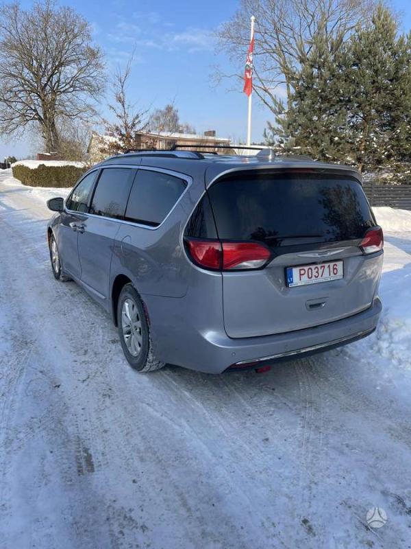 Pelēks Chrysler Pacifica 2018 Viļņa, ar dzinēja tilpumu 3.61 L un nobraukumu 166 tūkst. km par 14700 €, foto 2 vietnē AUTOMOTO.COM.LV