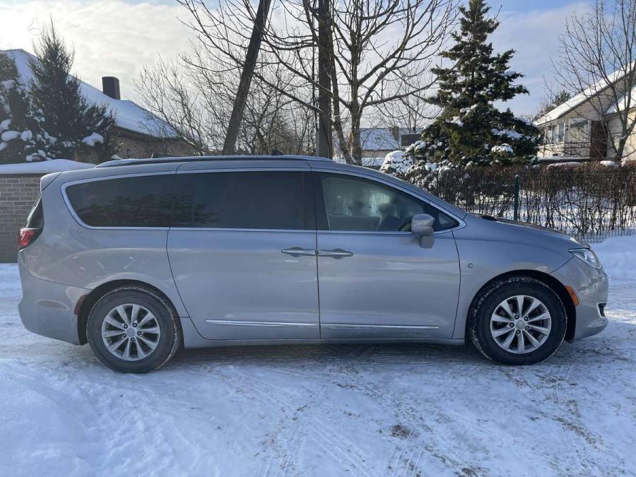 Pelēks Chrysler Pacifica 2018 Viļņa, ar dzinēja tilpumu 3.61 L un nobraukumu 166 tūkst. km par 14700 €, foto 4 vietnē AUTOMOTO.COM.LV