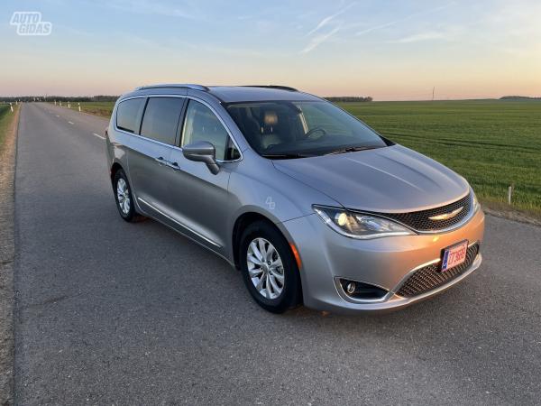 Grey Chrysler Pacifica 2018 in Kaunas, with an engine capacity of 3.60 L and mileage of 134 thousand km for 14500 €, photo 2 on AUTOMOTO.COM.LV