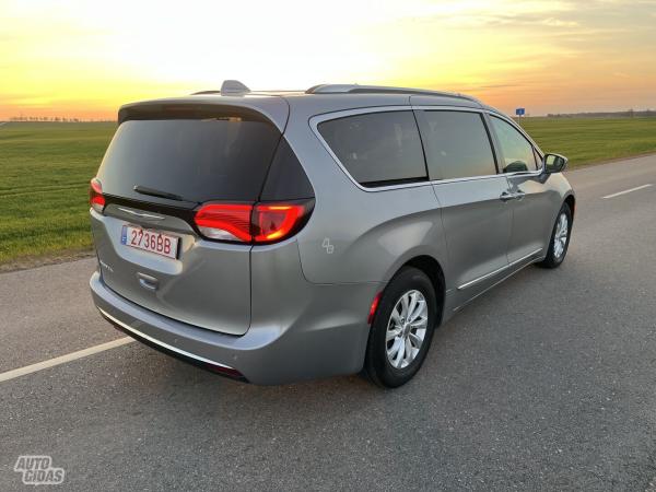 Grey Chrysler Pacifica 2018 in Kaunas, with an engine capacity of 3.60 L and mileage of 134 thousand km for 14500 €, photo 3 on AUTOMOTO.COM.LV