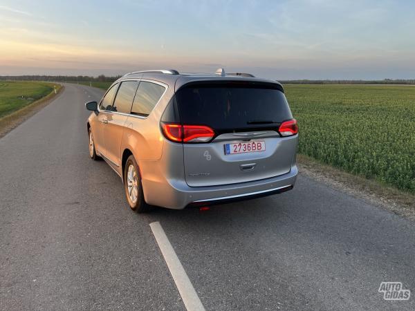 Grey Chrysler Pacifica 2018 in Kaunas, with an engine capacity of 3.60 L and mileage of 134 thousand km for 14500 €, photo 5 on AUTOMOTO.COM.LV