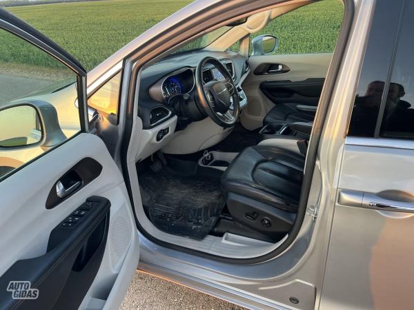 Grey Chrysler Pacifica 2018 in Kaunas, with an engine capacity of 3.60 L and mileage of 134 thousand km for 14500 €, photo 9 on AUTOMOTO.COM.LV