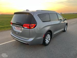 Grey Chrysler Pacifica 2018 in Kaunas, with an engine capacity of 3.60 L and mileage of 134 thousand km for 14500 €, photo 4 on AUTOMOTO.COM.LV
