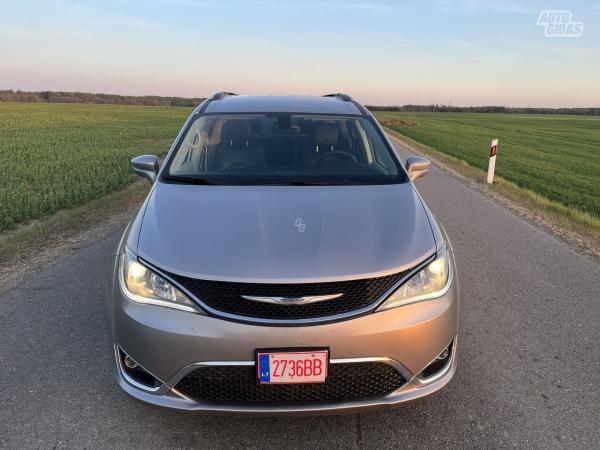 Grey Chrysler Pacifica 2018 in Kaunas, with an engine capacity of 3.60 L and mileage of 134 thousand km for 14500 €, photo 4 on AUTOMOTO.COM.LV