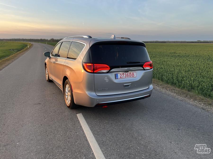 Grey Chrysler Pacifica 2018 in Kaunas, with an engine capacity of 3.60 L and mileage of 134 thousand km for 14500 €, photo 6 on AUTOMOTO.COM.LV