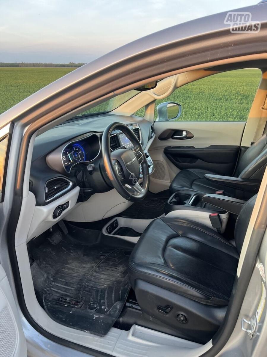 Grey Chrysler Pacifica 2018 in Kaunas, with an engine capacity of 3.60 L and mileage of 134 thousand km for 14500 €, photo 11 on AUTOMOTO.COM.LV