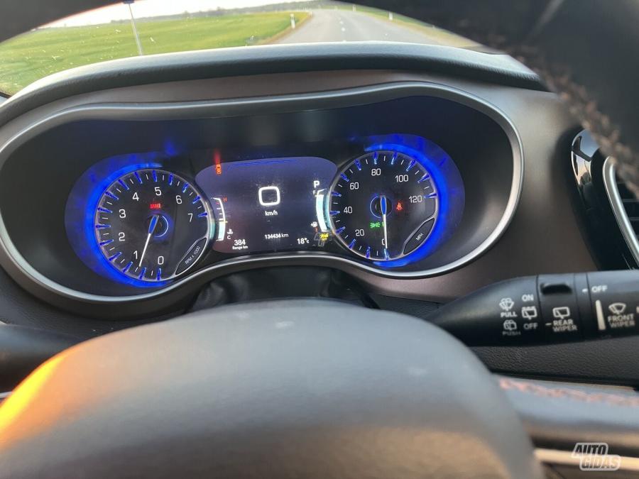 Grey Chrysler Pacifica 2018 in Kaunas, with an engine capacity of 3.60 L and mileage of 134 thousand km for 14500 €, photo 12 on AUTOMOTO.COM.LV
