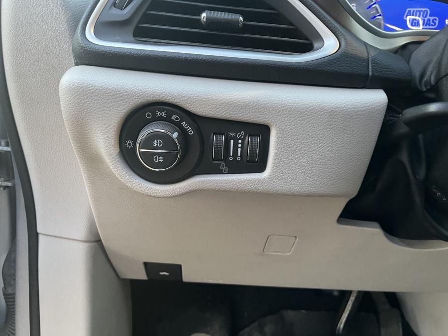 Grey Chrysler Pacifica 2018 in Kaunas, with an engine capacity of 3.60 L and mileage of 134 thousand km for 14500 €, photo 13 on AUTOMOTO.COM.LV