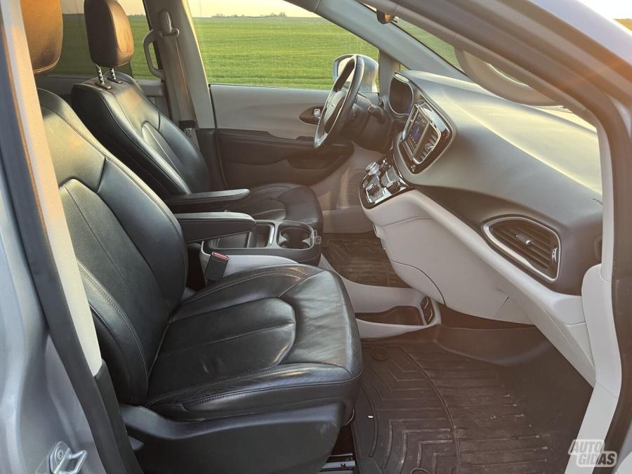Grey Chrysler Pacifica 2018 in Kaunas, with an engine capacity of 3.60 L and mileage of 134 thousand km for 14500 €, photo 19 on AUTOMOTO.COM.LV