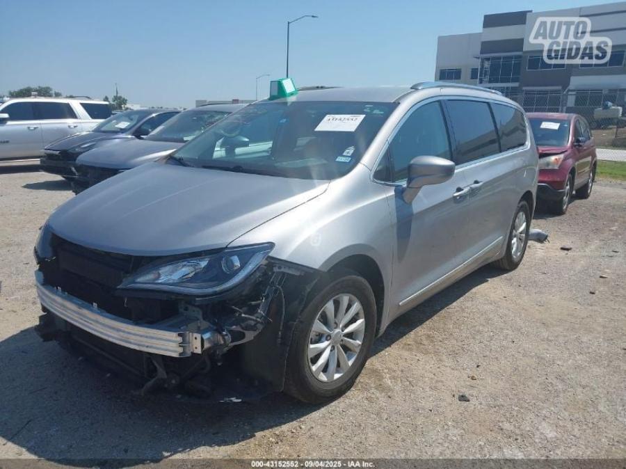 Grey Chrysler Pacifica 2018 in Kaunas, with an engine capacity of 3.60 L and mileage of 134 thousand km for 14500 €, photo 23 on AUTOMOTO.COM.LV