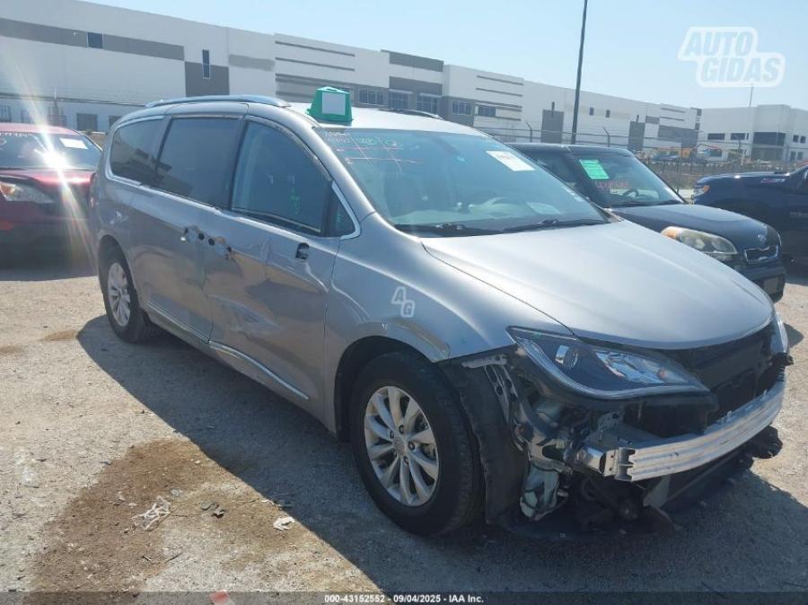 Grey Chrysler Pacifica 2018 in Kaunas, with an engine capacity of 3.60 L and mileage of 134 thousand km for 14500 €, photo 25 on AUTOMOTO.COM.LV