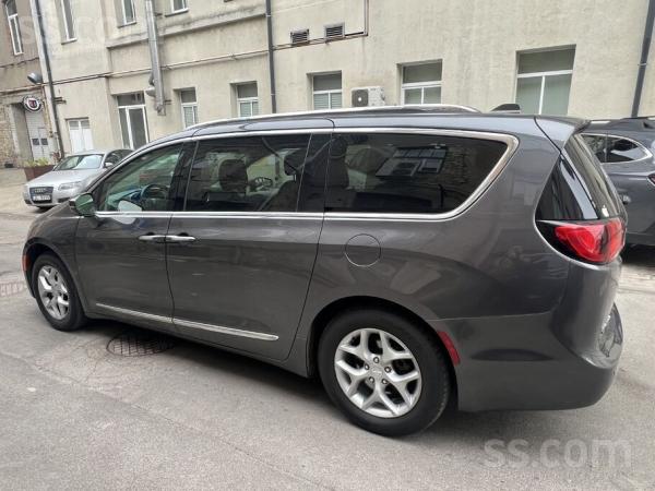 Pelēks Chrysler Pacifica 2018 Rīga, ar dzinēja tilpumu 3.60 L un nobraukumu 144 tūkst. km par 13990 €, foto 3 vietnē AUTOMOTO.COM.LV