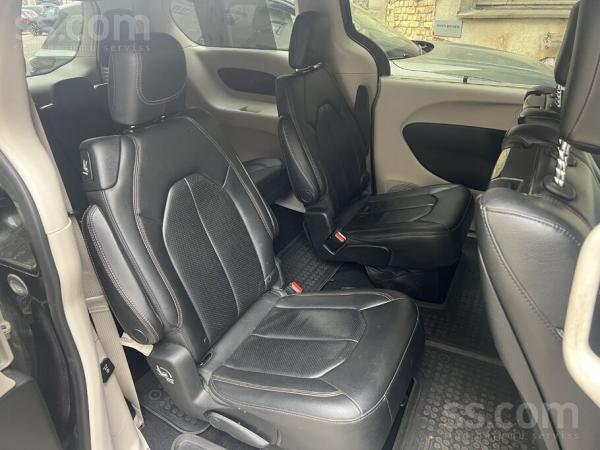 Pelēks Chrysler Pacifica 2018 Rīga, ar dzinēja tilpumu 3.60 L un nobraukumu 144 tūkst. km par 13990 €, foto 8 vietnē AUTOMOTO.COM.LV