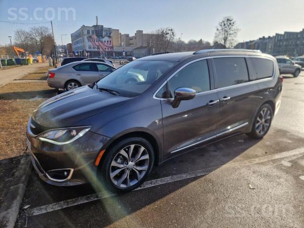 Pelēks Chrysler Pacifica 2018 Kauņa, ar dzinēja tilpumu 3.60 L un nobraukumu 124 tūkst. km par 21500 €, foto 1 vietnē AUTOMOTO.COM.LV