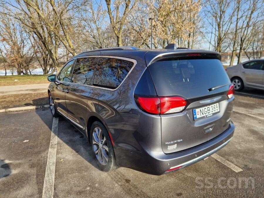Pelēks Chrysler Pacifica 2018 Kauņa, ar dzinēja tilpumu 3.60 L un nobraukumu 124 tūkst. km par 21500 €, foto 6 vietnē AUTOMOTO.COM.LV