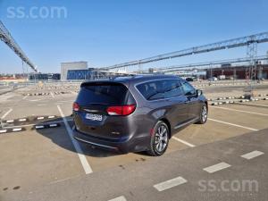 Pelēks Chrysler Pacifica 2018 Kauņa, ar dzinēja tilpumu 3.60 L un nobraukumu 124 tūkst. km par 21500 €, foto 17 vietnē AUTOMOTO.COM.LV