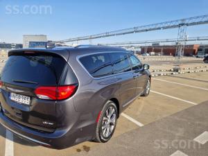 Pelēks Chrysler Pacifica 2018 Kauņa, ar dzinēja tilpumu 3.60 L un nobraukumu 124 tūkst. km par 21500 €, foto 24 vietnē AUTOMOTO.COM.LV