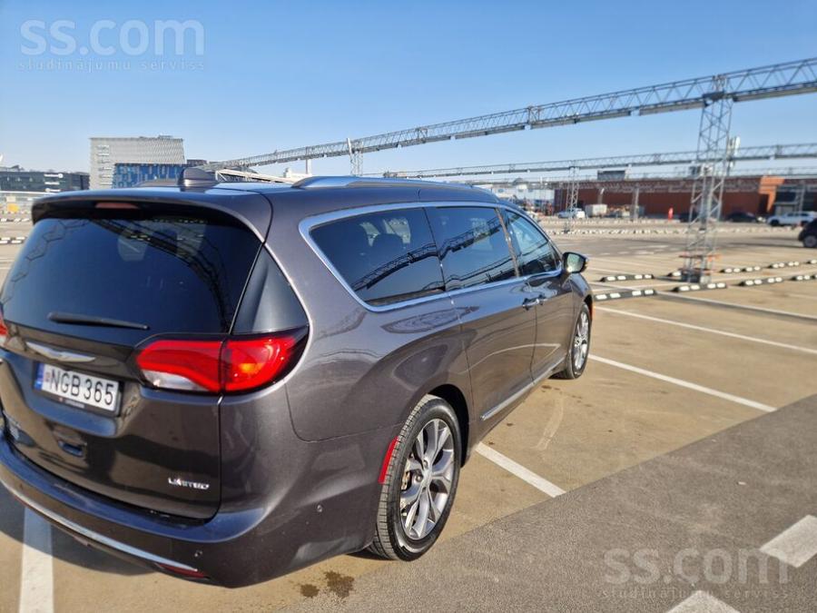 Pelēks Chrysler Pacifica 2018 Kauņa, ar dzinēja tilpumu 3.60 L un nobraukumu 124 tūkst. km par 21500 €, foto 24 vietnē AUTOMOTO.COM.LV
