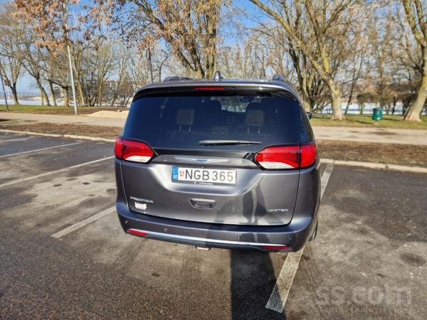 Grey Chrysler Pacifica 2018 in Kaunas, with an engine capacity of 3.60 L and mileage of 124 thousand km for 21500 €, photo 7 on AUTOMOTO.COM.LV