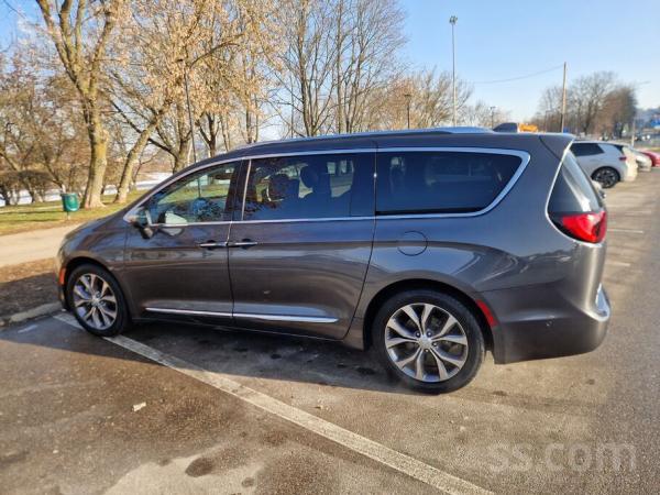 Grey Chrysler Pacifica 2018 in Kaunas, with an engine capacity of 3.60 L and mileage of 124 thousand km for 21500 €, photo 8 on AUTOMOTO.COM.LV
