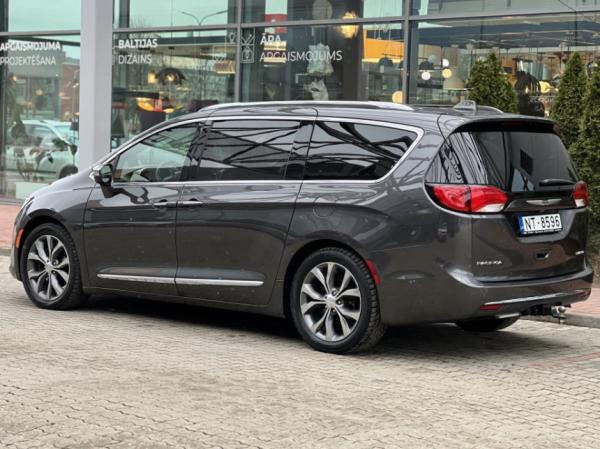 Pelēks Chrysler Pacifica 2018 Rīga, ar dzinēja tilpumu 3.60 L un nobraukumu 129 tūkst. km par 33400 €, foto 2 vietnē AUTOMOTO.COM.LV